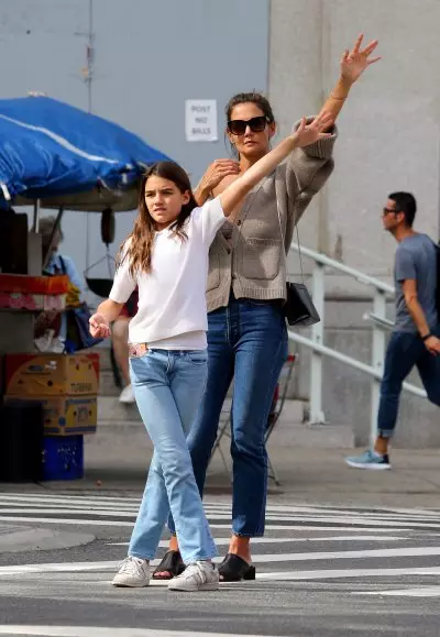 Katie Holmes Suri Cruise Menaiki Teksi di NYC