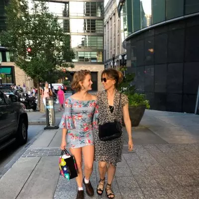 Sophia Macy กับแม่ของเธอ Felicity Huffman Walking on the Street