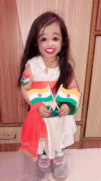 Aiza no misy an'i Jyoti Amge izao fantaro ilay kintan'ny tantara mampihoron-koditra Amerikana vehivavy kely indrindra eran-tany