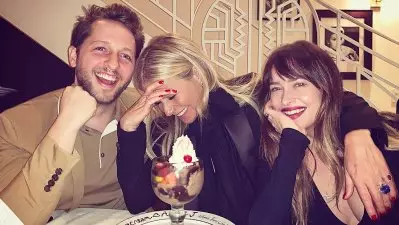 Gwyneth Paltrow Chris Martin Dakota Johnson මිත්‍රත්වය