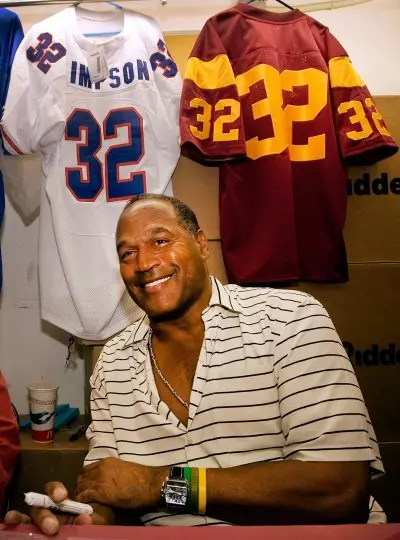 O.J. Simpson draacht in gestreept shirt mei truien op 'e eftergrûn