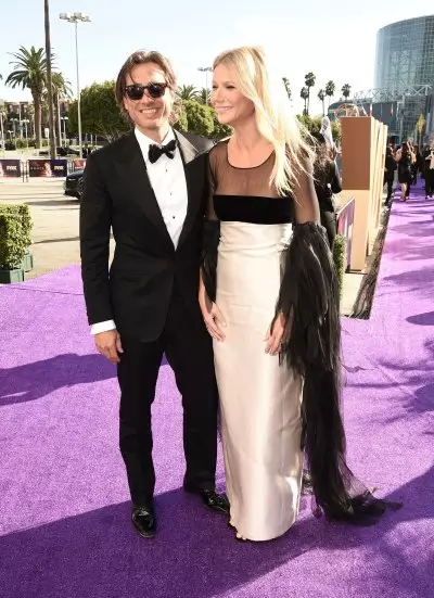 UGwyneth paltrow wayenxibe ikhilimu kunye nombala omnyama igawuni evaliweyo ngelixa umyeni wakhe uBrad Falcuk wayenxibe ituxedo yakudala emnyama nemhlophe kwikhaphethi ebomvu ye-emmys ka-2019.