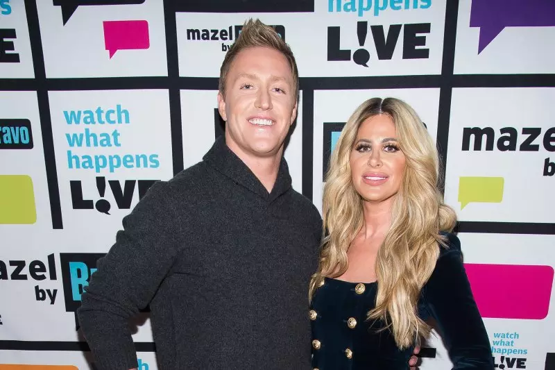 kim-zolciak-kroy-biermann-hijo-sostiene-pistola