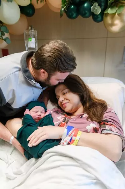 Amy Duggar ilk Som'u Karşılıyor