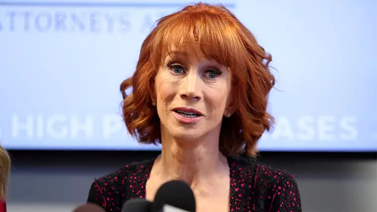 Kathy Griffin Montras Portreton Pentritan de Erik Menendez Malantaŭ Kradoj