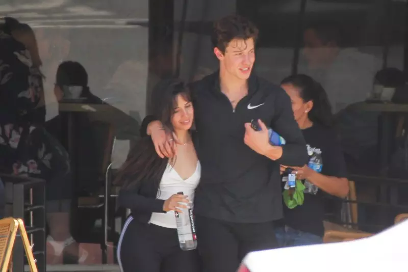 Shawn Mendes Toant wat PDA mei Camila Cabello yn LA