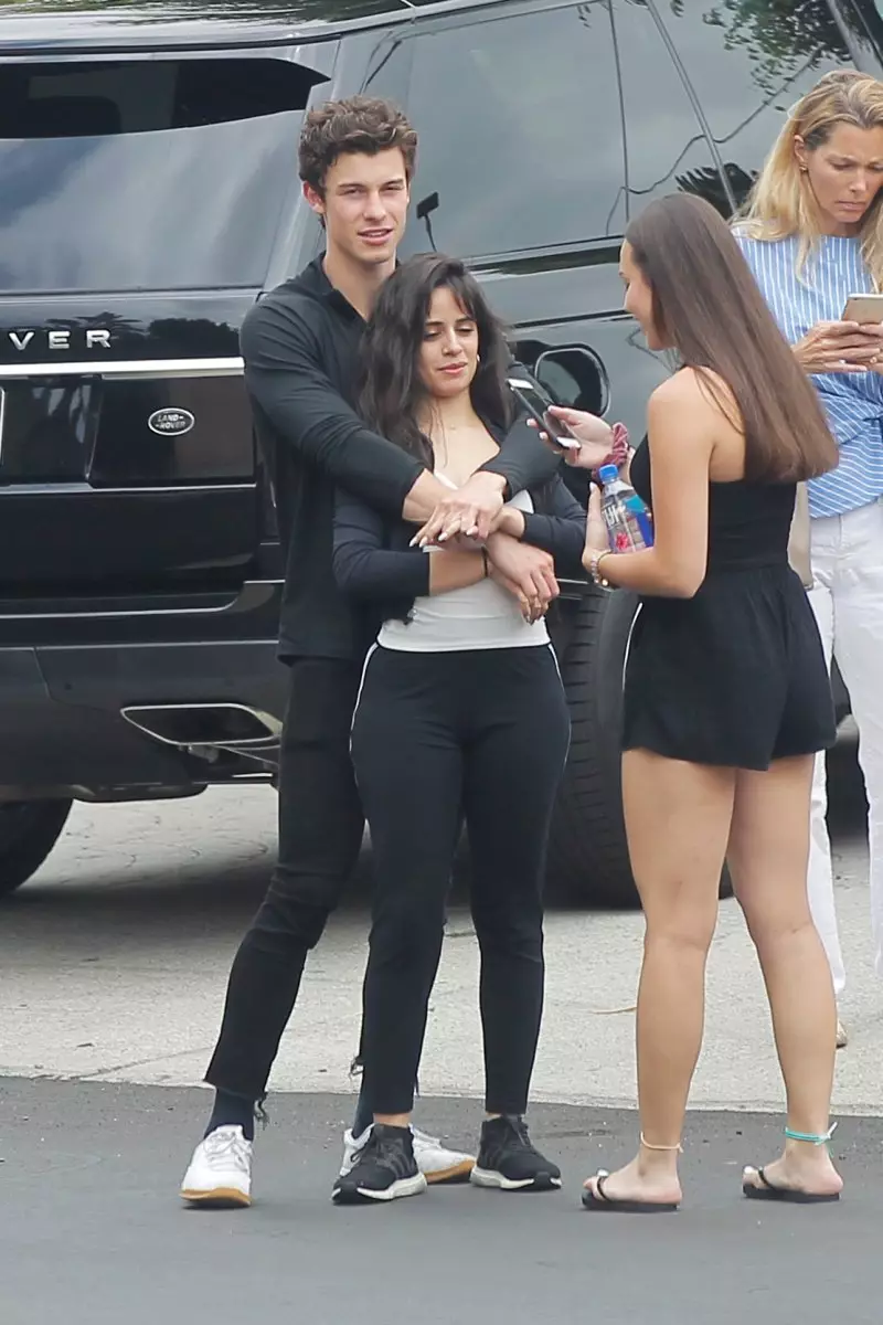 Shawn Mendes o loʻo faʻaalia se PDA ma Camila Cabello i LA