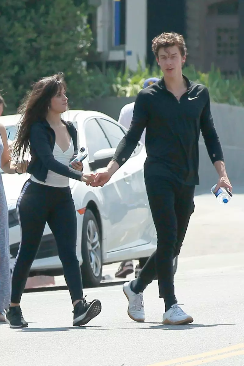 Shawn Mendes wys 'n paar PDA saam met Camila Cabello in LA