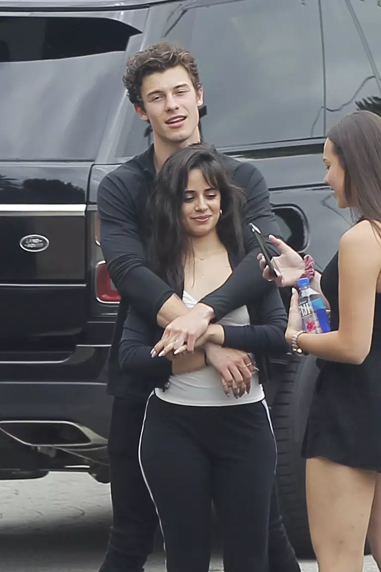 Shawn Mendes hiển thị một số PDA với Camila Cabello ở LA