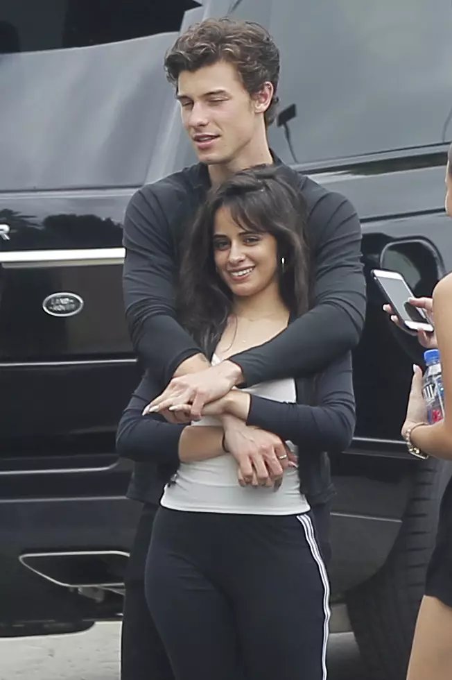 Shawn Mendes wys 'n paar PDA saam met Camila Cabello in LA