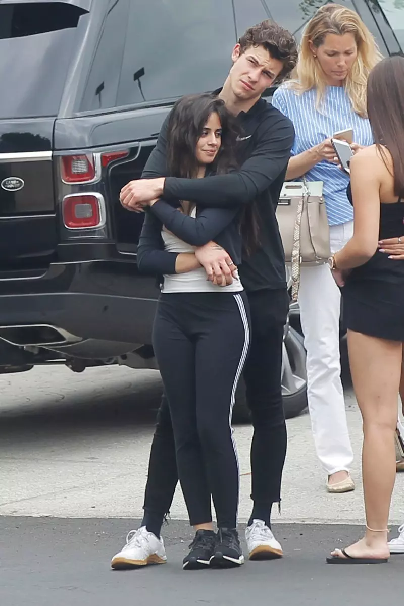 Shawn Mendes LA मा Camila Cabello सँग केहि PDA देखाउँदै