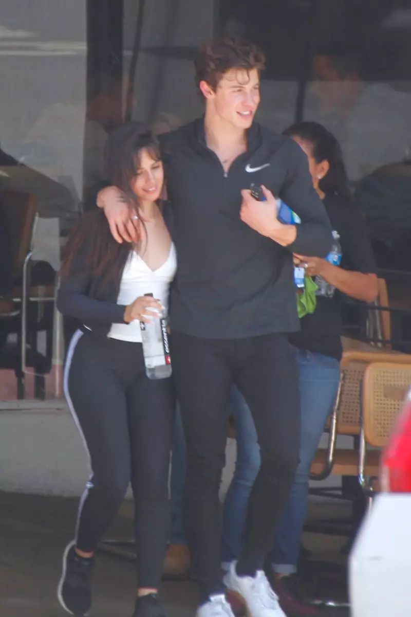 Shawn Mendes wys 'n paar PDA saam met Camila Cabello in LA