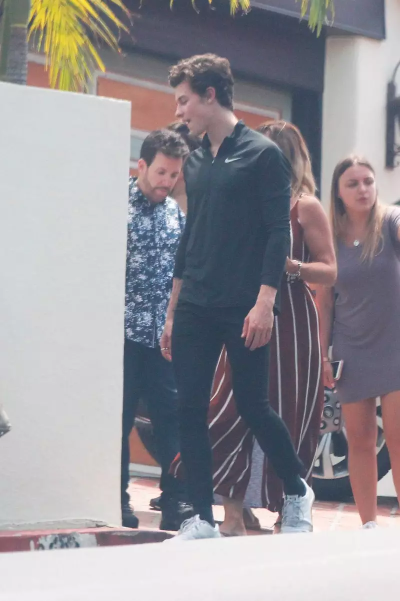 Shawn Mendes wys 'n paar PDA saam met Camila Cabello in LA