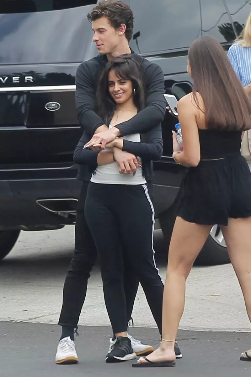 Shawn Mendes LA मा Camila Cabello सँग केहि PDA देखाउँदै