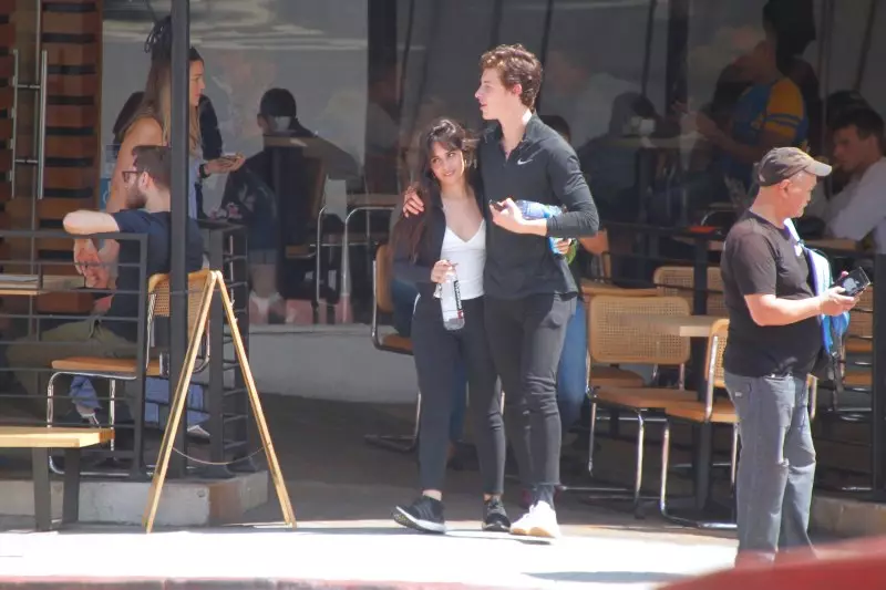 Shawn Mendes wys 'n paar PDA saam met Camila Cabello in LA