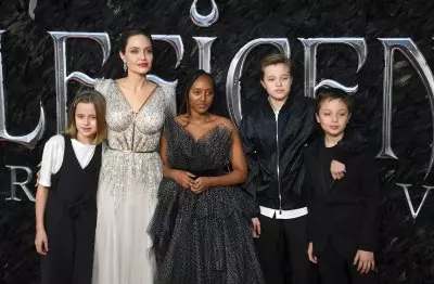 Angelina Jolie Gyda'i Phlant ar Garped Coch