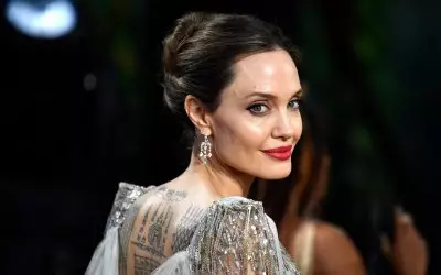 Angelina Jolie yllään hopeamekko