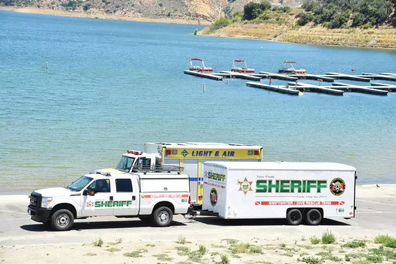 Ofesi ya Sheriff's Dive Team Vehicles ku Lake Piru