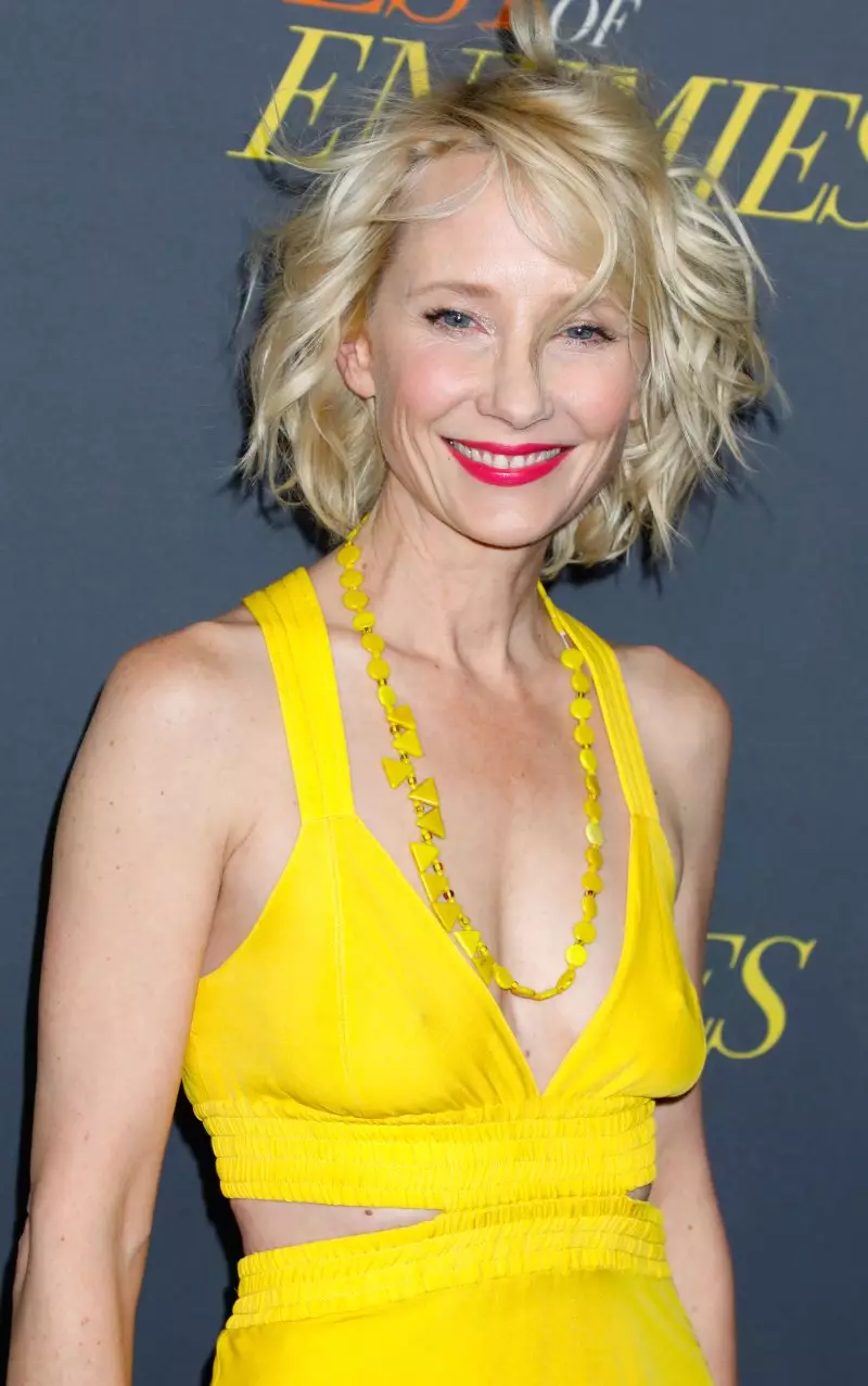 Anne Heche သည် ကြယ်များနှင့်အတူ ကနေသည်