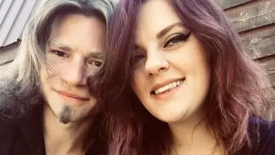 Alaskan Bush People Star Bear Brown Nochtann sé féin agus Iar-Fiancee Raiven Adams Tá Ar ais le chéile