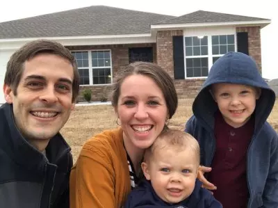 jill duggar derick dillard poikien Israelin ja Samuelin kanssa talonsa edessä