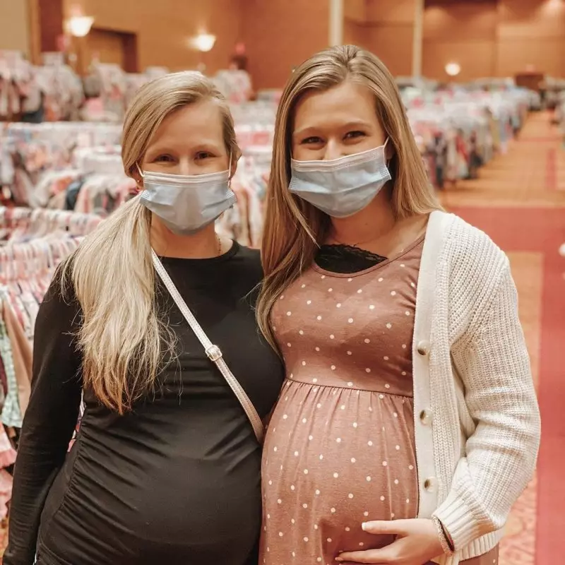 isserraħ fuq kendra duggar baby bump ta' Frar 2021