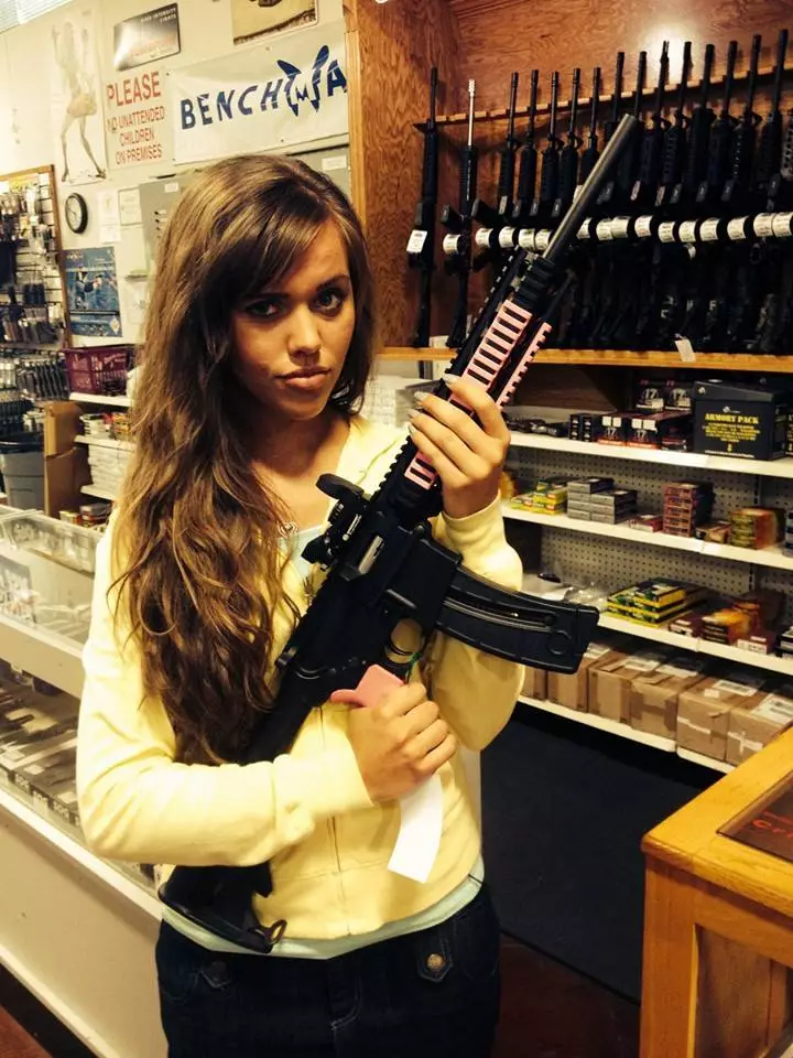 Jessa Duggar é criticada por segurar uma arma