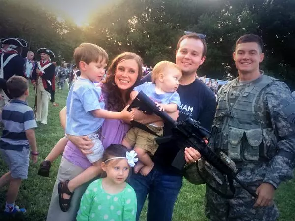 Josh Duggar ແບ່ງປັນຮູບພາບຂອງເດັກນ້ອຍທີ່ມີປືນ