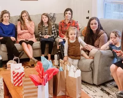 Duggar Girls megatkeun Kode pakéan dina kulawarga Liburan Pic