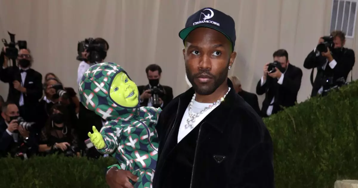 UFrank Ocean Uletha Unodoli Oluhlaza Oyingane Njengo-Plus One ku-Met Gala: Izithombe