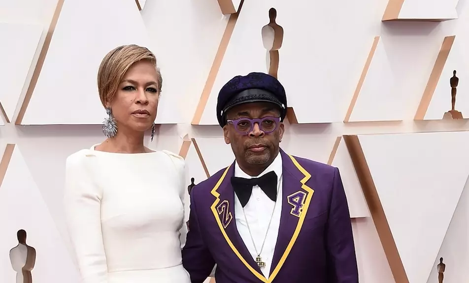 Spike Lee ehrt Kobe Bryant auf dem Roten Teppich der Oscars 2020, indem er einen Anzug mit der Trikotnummer der NBA-Legende trägt