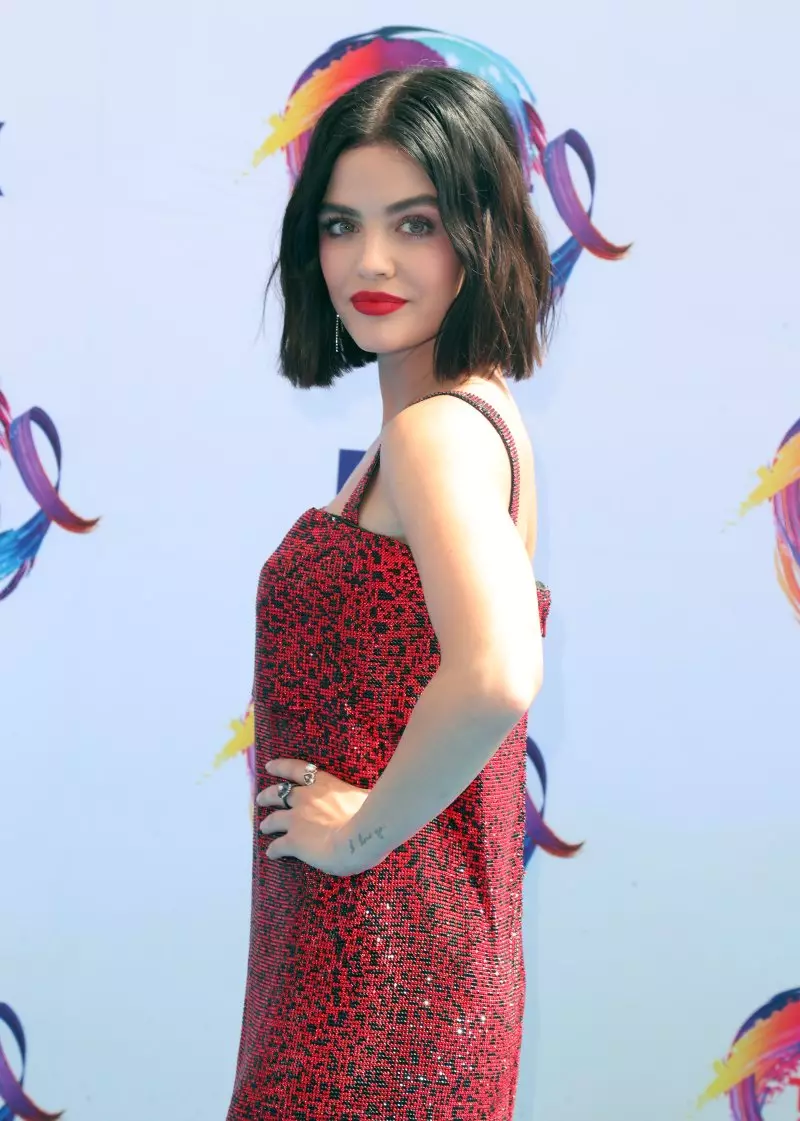 Lucy Hale sarkanais paklājs