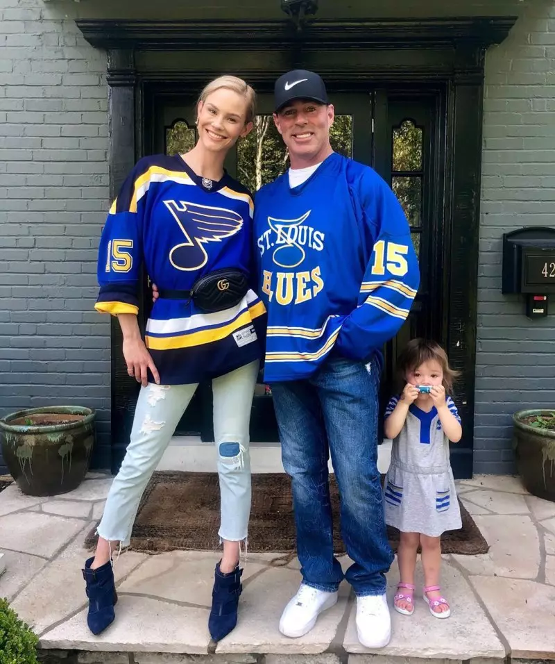 meghan king edmonds mặc st. Áo sơ mi louis với ánh sáng là quần jean denim và giày cao gót tối màu, jim mặc một chiếc st. áo sơ mi louis với quần jean denim wash sẫm màu và giày thể thao màu trắng