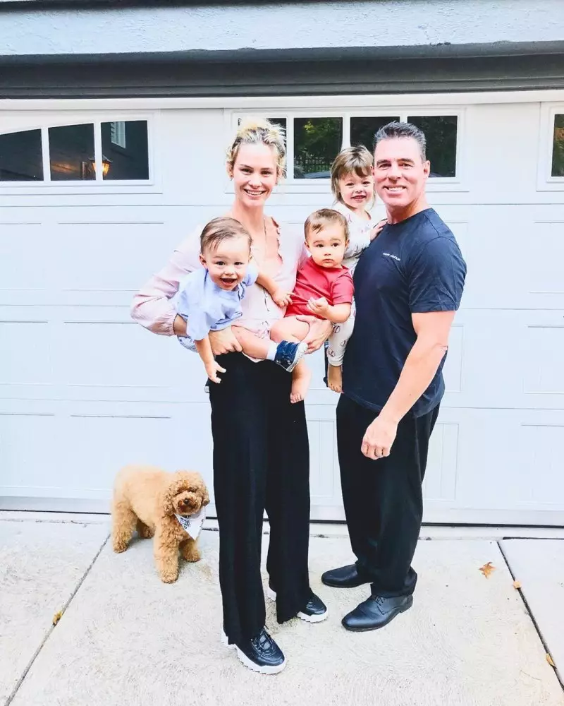 meghan king edmonds සහ jim edmonds හුරුබුහුටි පවුලේ ඡායාරූපයක් සඳහා පළ කරති