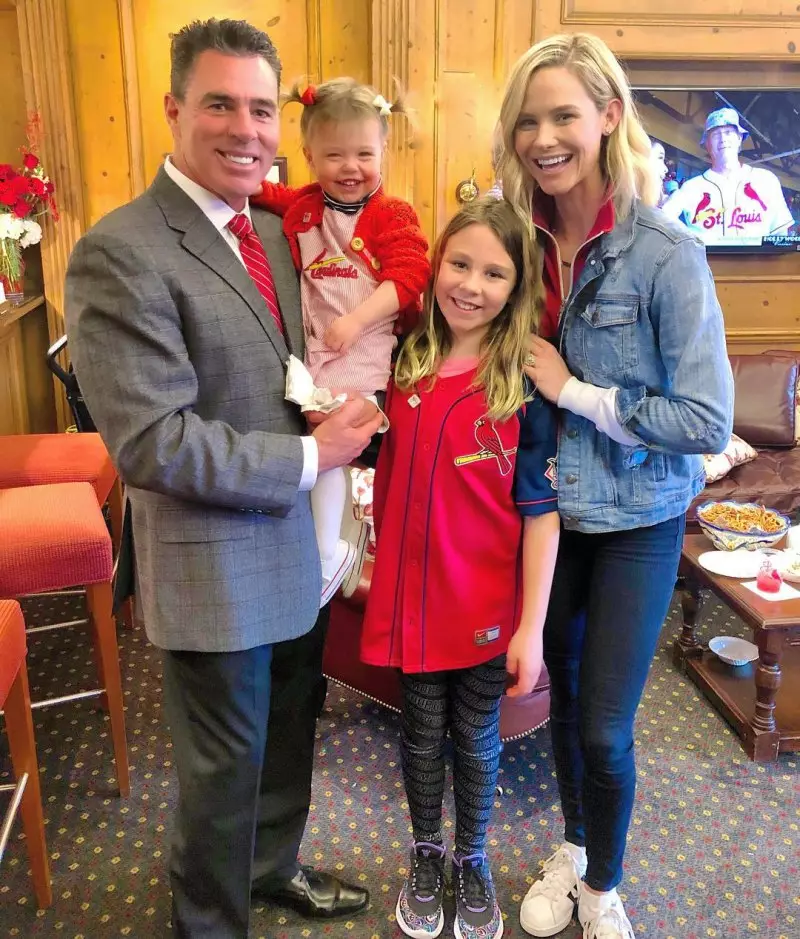 meghan king edmonds และ jim edmonds ถ่ายรูปกับลูก ๆ ของพวกเขาที่เกม cardinals