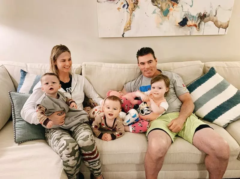 meghan king edmonds và jim edmonds đăng trên chiếc ghế dài với ba đứa con của họ