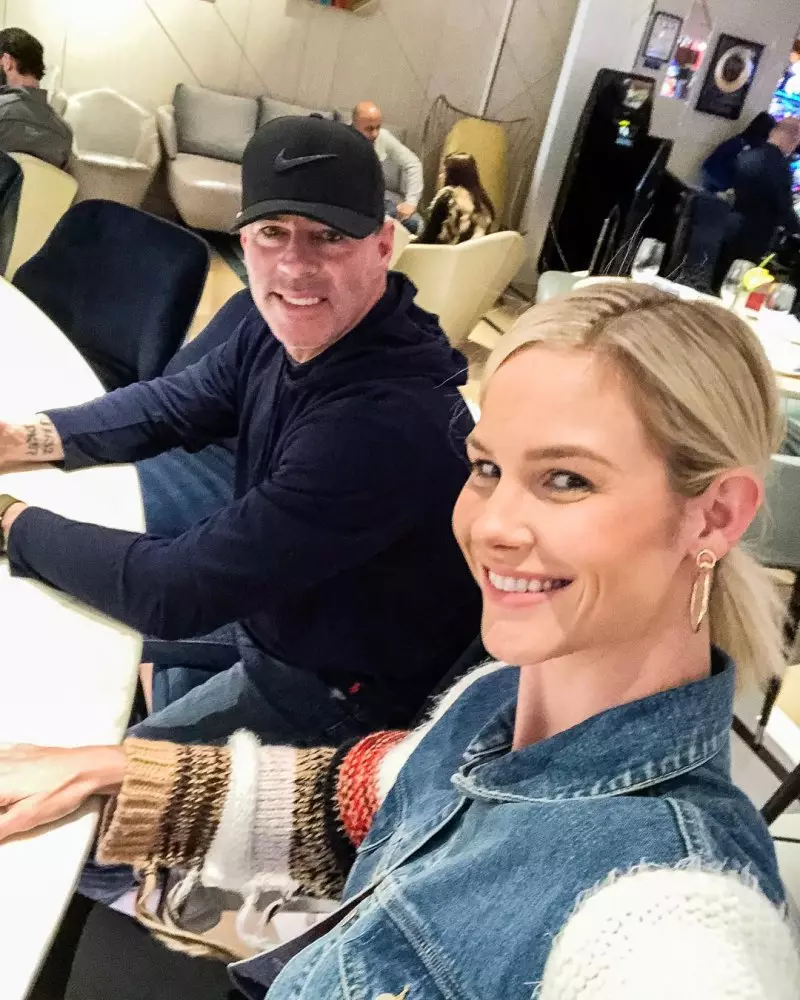 meghan king edmonds porte une veste en jean avec des manches tricotées en patchwork tandis que jim edmonds porte un chapeau nike noir, un polo bleu marine à manches longues et un jean