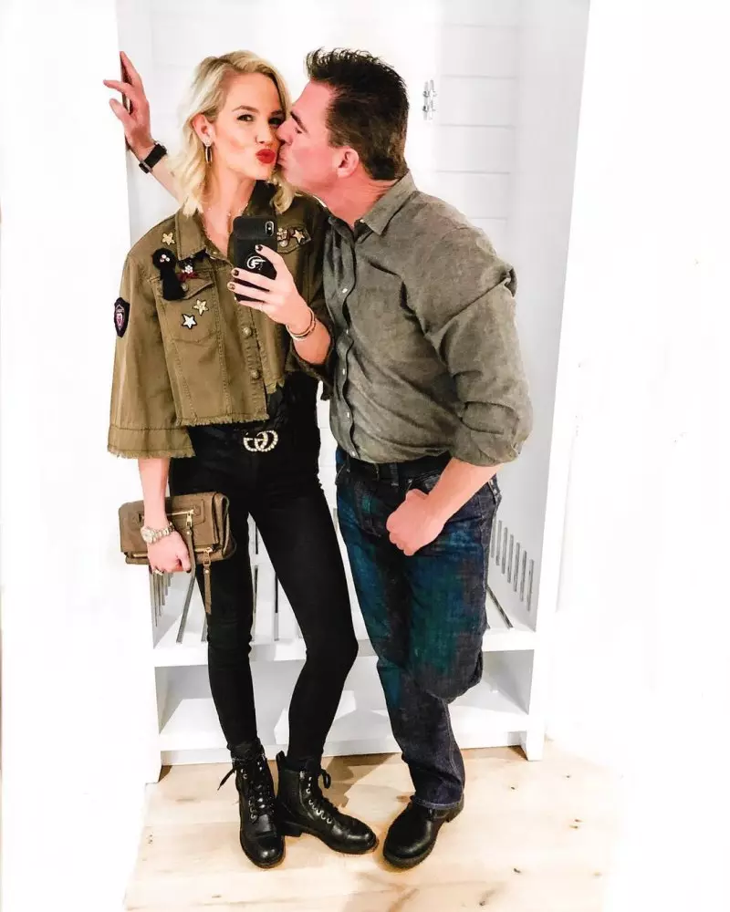 meghan king edmonds leva unha chaqueta corta verde militar con pantalóns negros e botas negras jim edmonds leva unha camisa de manga longa con botóns grises con vaqueiros vaqueiros escuros e zapatos negros