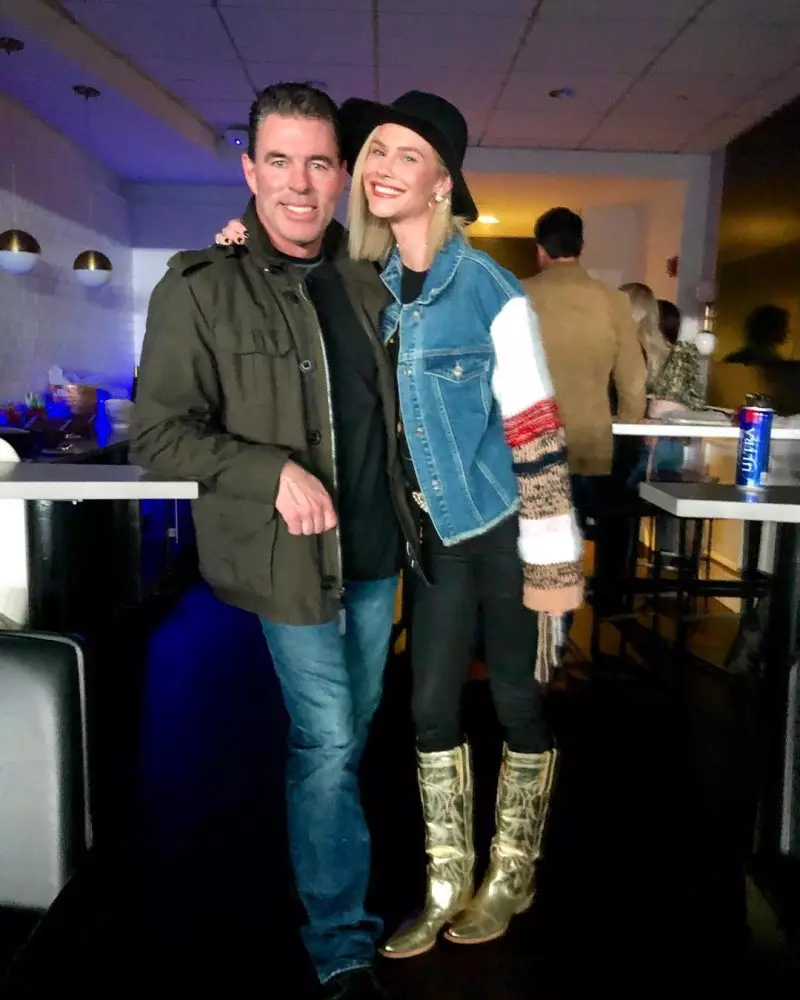 meghan king edmonds porte une veste en jean à manches patchwork avec un jean noir et des bottes tandis que jim edmonds porte une chemise noire et une veste vert armée et un jean