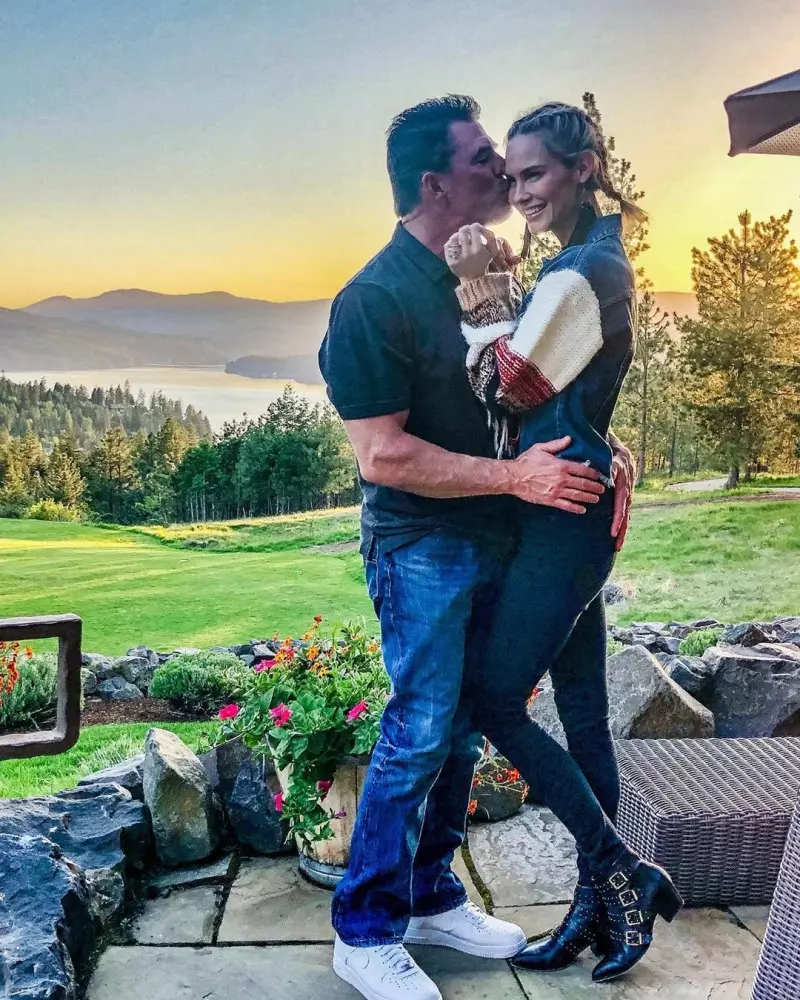 jim edmonds porte un polo vert avec un jean et des baskets blanches tandis que meghan porte une veste en jean avec des manches en tricot, un jean et des bottes noires