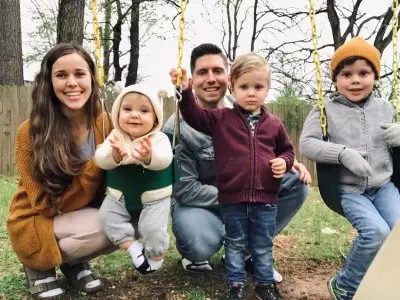 Jessa Duggar, do Counting On, usa calça de moletom em foto com sua família