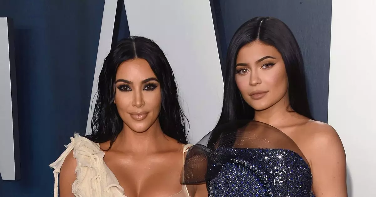 Kardashian-Jenners ၏ ဆံပင်အစစ်သည် ဆံပင်တု သို့မဟုတ် တိုးချဲ့မှုများမပါဘဲ လှပသည်။