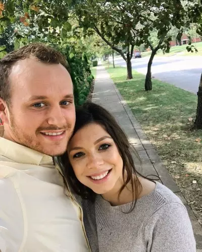 Josiah Duggar lan Lauren Swanson Kiss ing Instagram