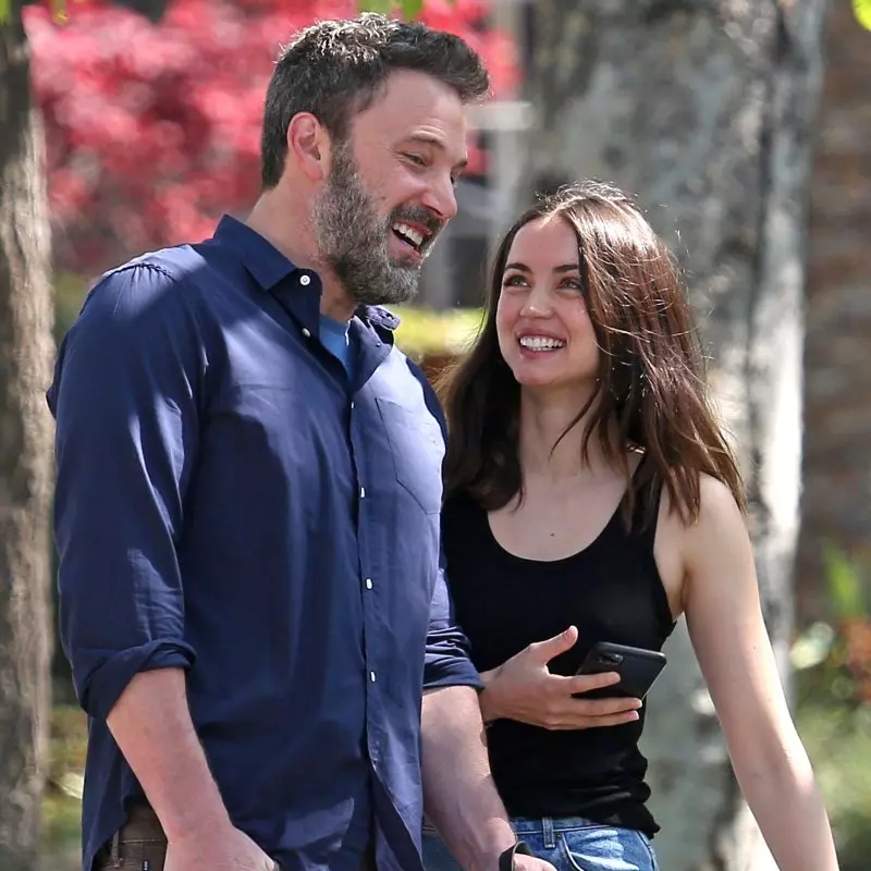 Ben Affleck lan Pacar Ana de Armas 'Nggoleki' Natal ing Omah Anyar: Dheweke 'Seneng Babagan Masa Depan'