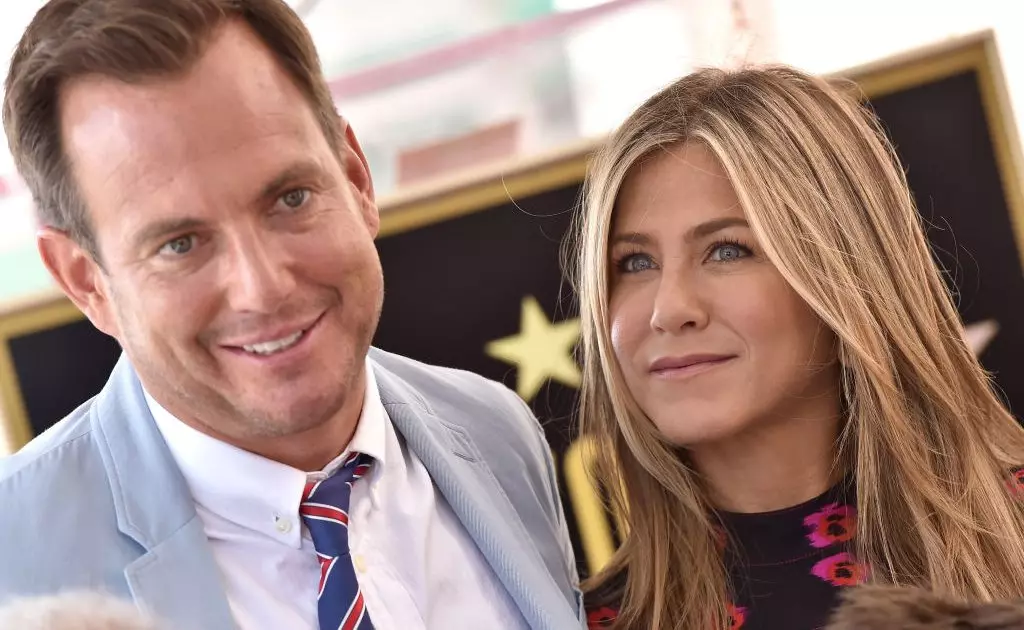 Jennifer Aniston e Will Arnett se aproximando, vistos na festa pós-Oscar