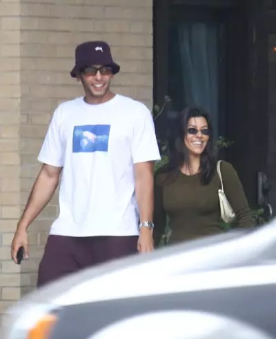 Kourtney Kardashian Ari 'Gukomeza Amahitamo Yayo' Iyo bigeze kubyutsa ibintu hamwe na Younes Bendjima: Ari 'Wary'