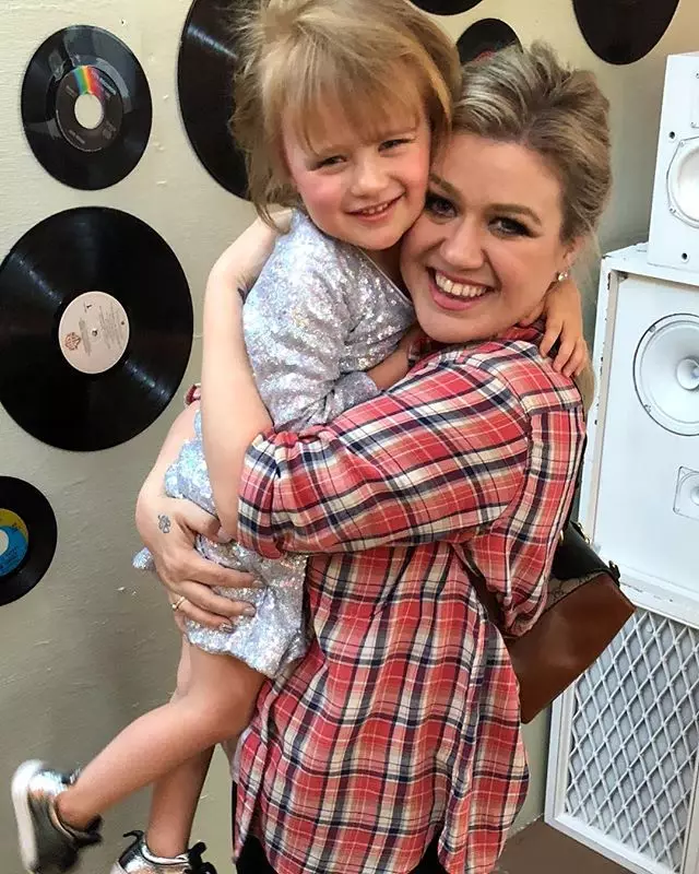 Kelly Clarkson e la figlia River Rose celebrità che abbracciano le figlie dei figli