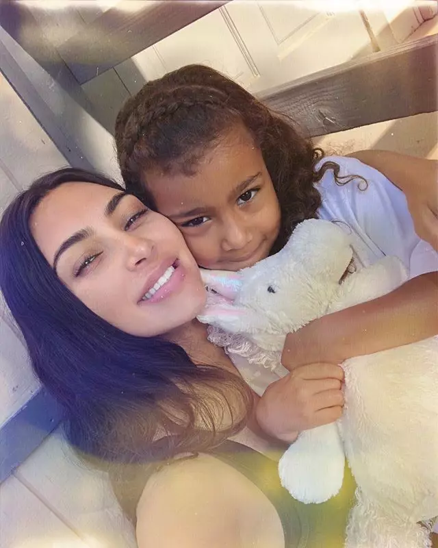 Kim Kardashian ve Kuzeyli Ünlüler Oğullarının Kızlarına Sarıldı