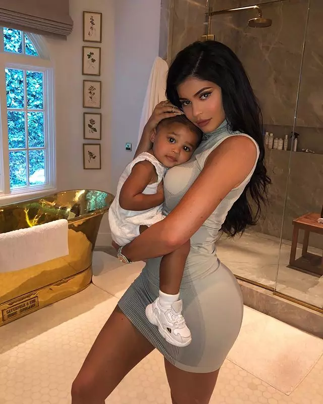 Kylie Jenner e le celebrità di Stormi che abbracciano le figlie dei figli