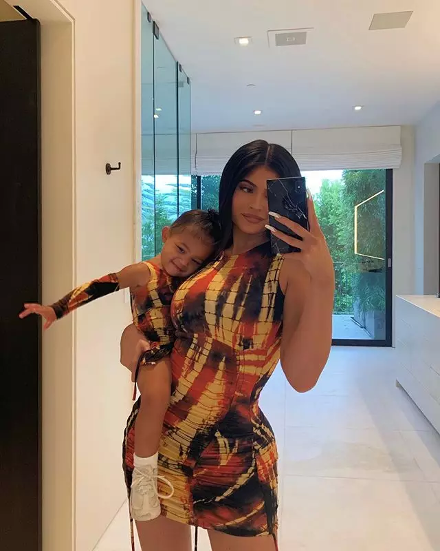 Kylie Jenner, Oğullarının Kızlarına Sarılan Stormi Ünlüleriyle Eşleşiyor